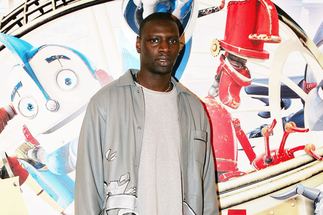 Omar Sy en chemise imprimée et jean baggy