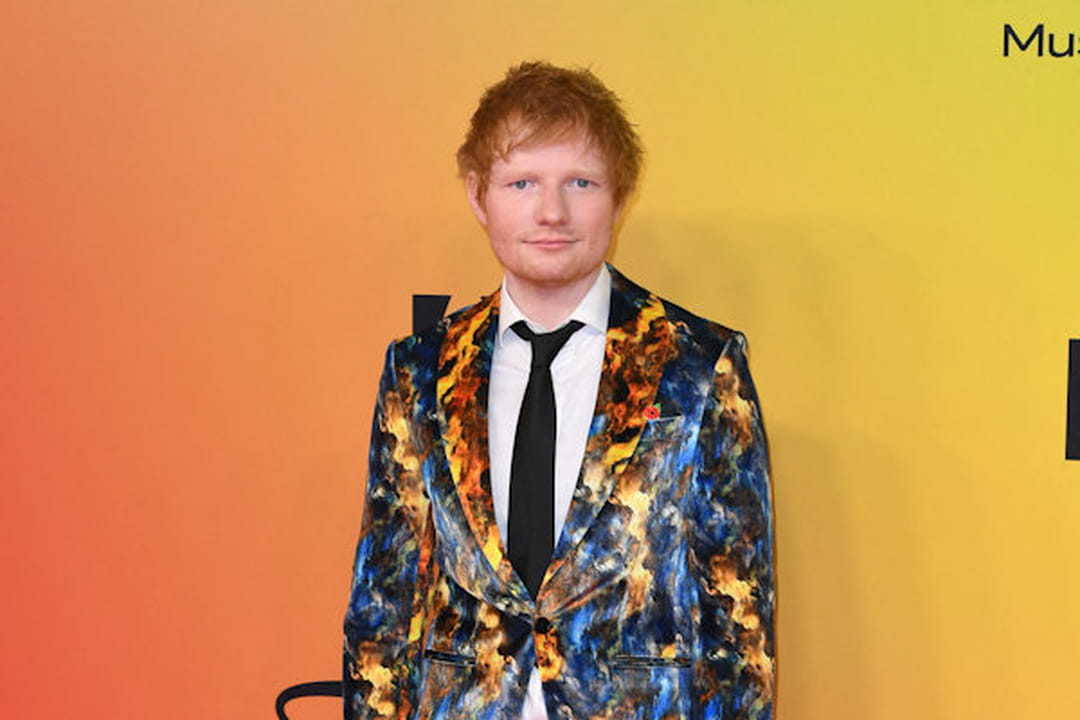 Ed Sheeran en costume coloré