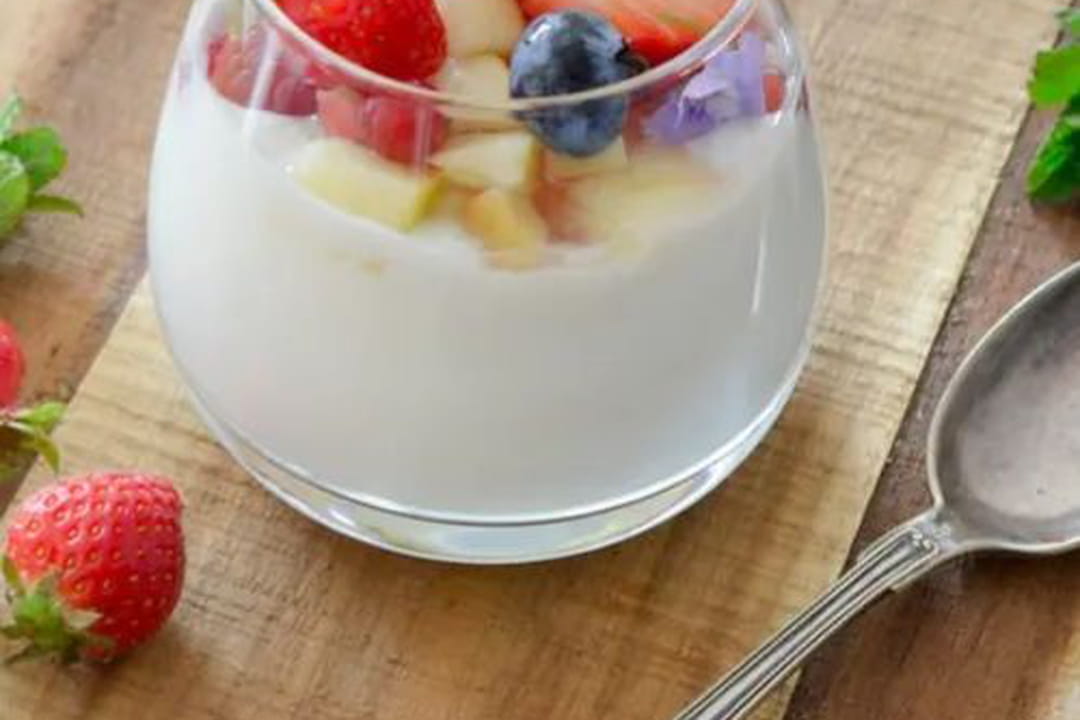 Fromage blanc aux pommes Antarès, fruits rouges et infusion verveine