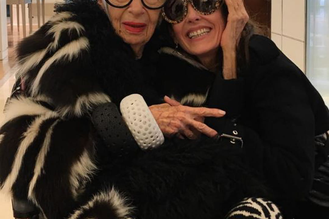 Notre mamie préférée Iris Apfel en plein moment câlin avec Mademoiselle ...