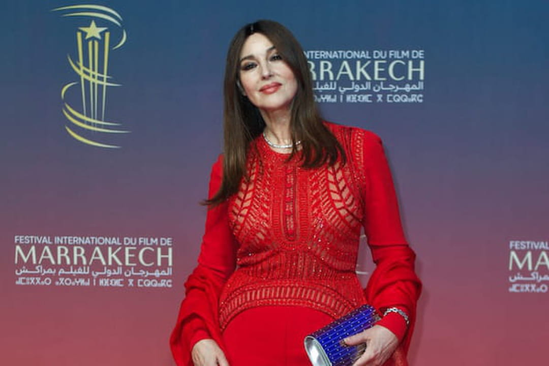 Monica Bellucci, divine, dans une combinaison rouge impossible à oublier