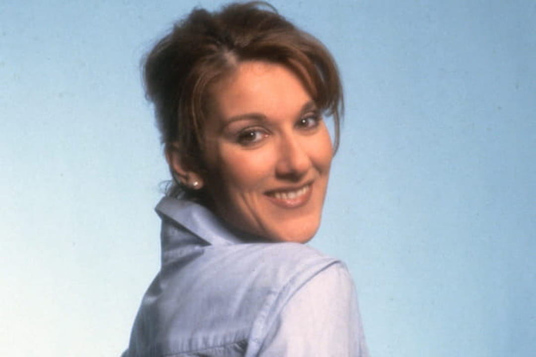 Céline Dion en chemise bleue et jean