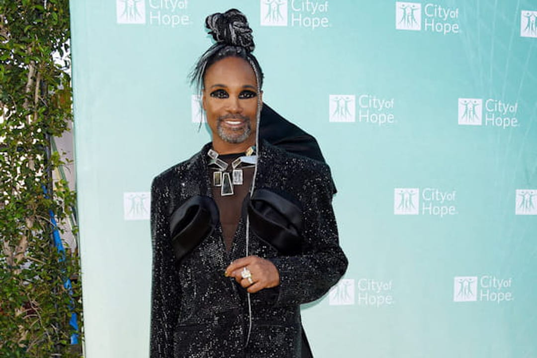 Billy Porter en costume de velours noir et traîne