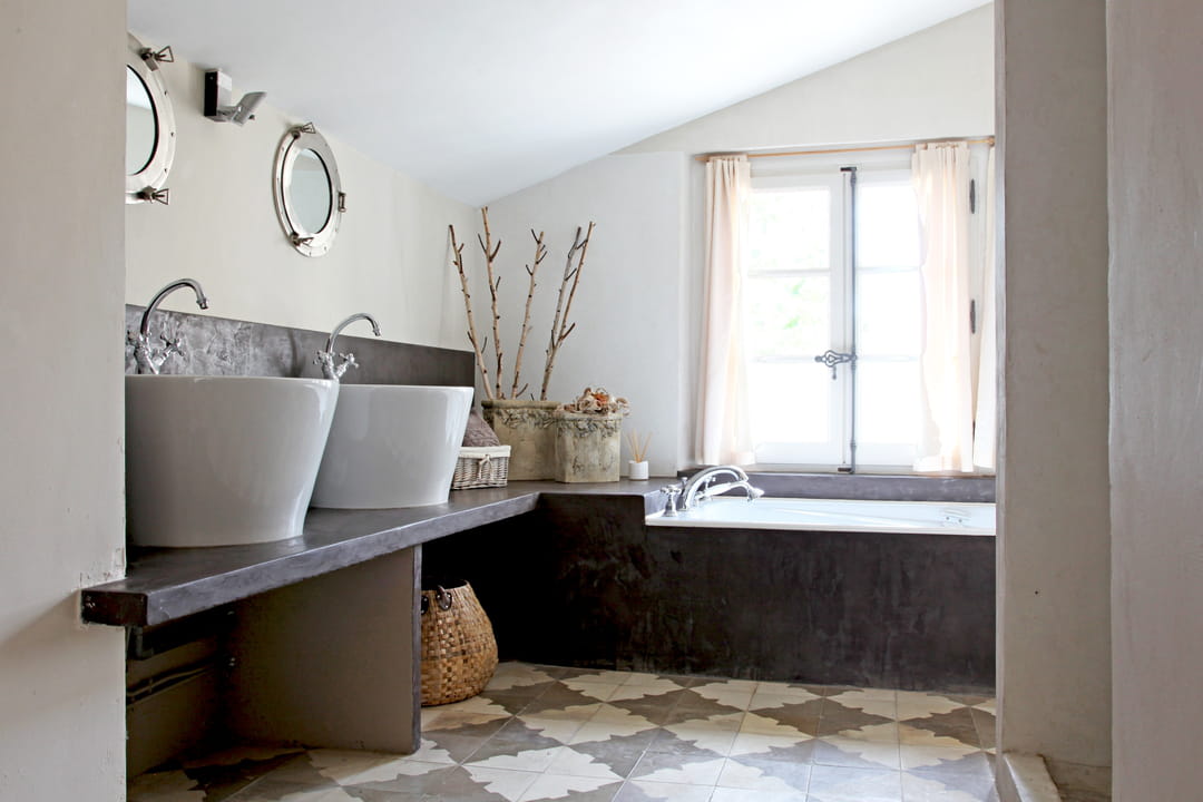 Béton ciré brun chocolat dans la salle de bains