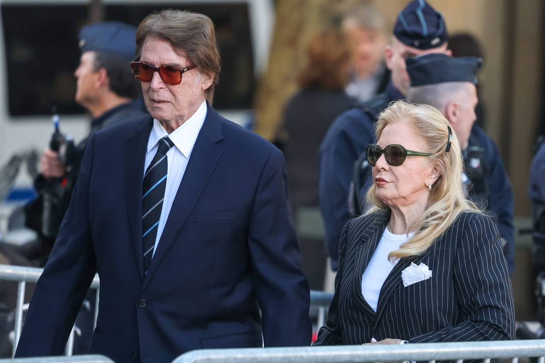 Sylvie Vartan et son mari Tony Scotti se rendent aux obsèques de ...