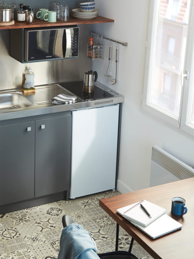 Micro-ondes suspendu dans la kitchenette