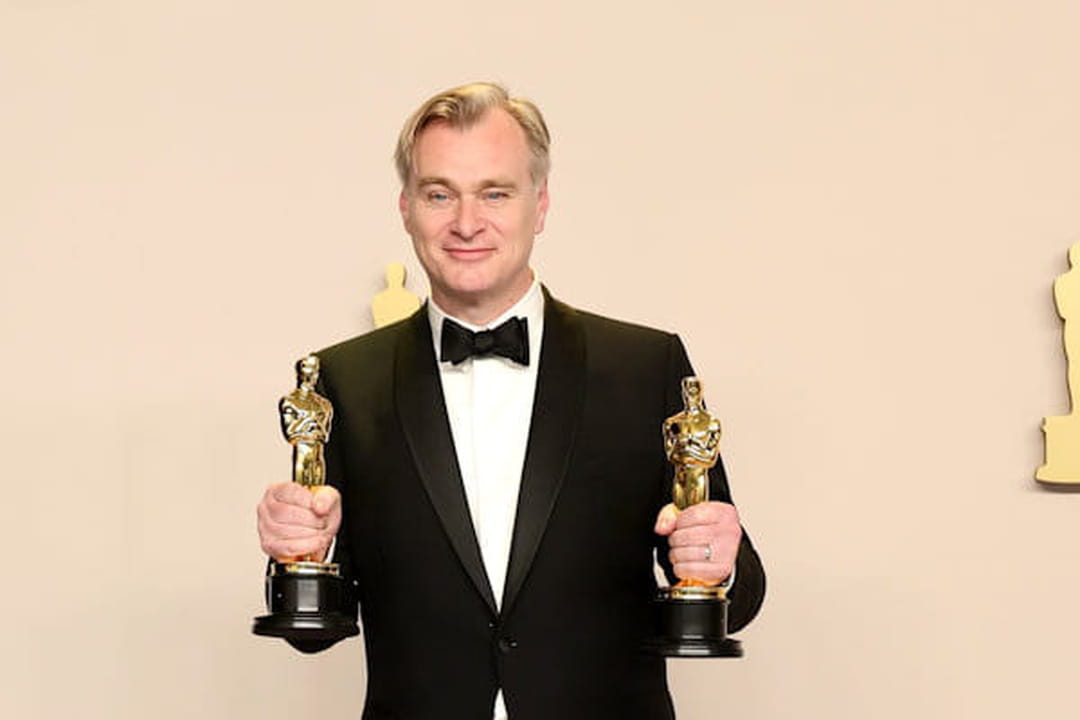 Christopher Nolan en smoking noir et nœud papillon Dior