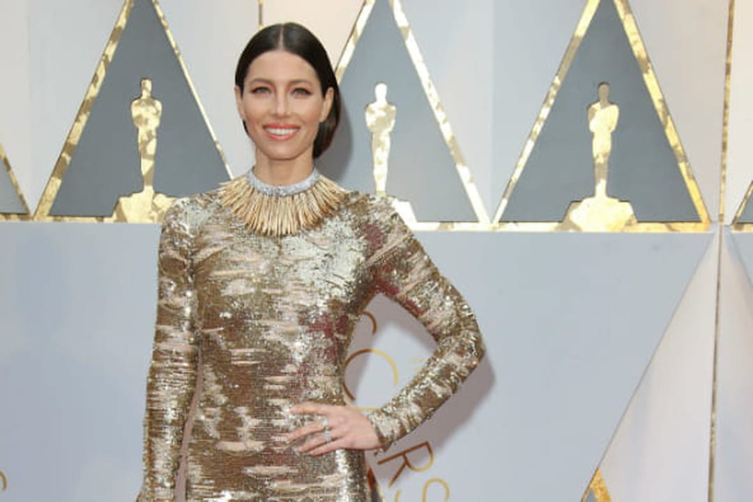 Jessica Biel en robe texturée à paillettes