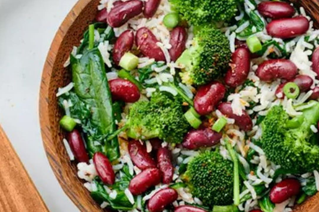 Riz sauté Haricots Rouges, Brocolis et pousse d'Épinard, brochettes de ...