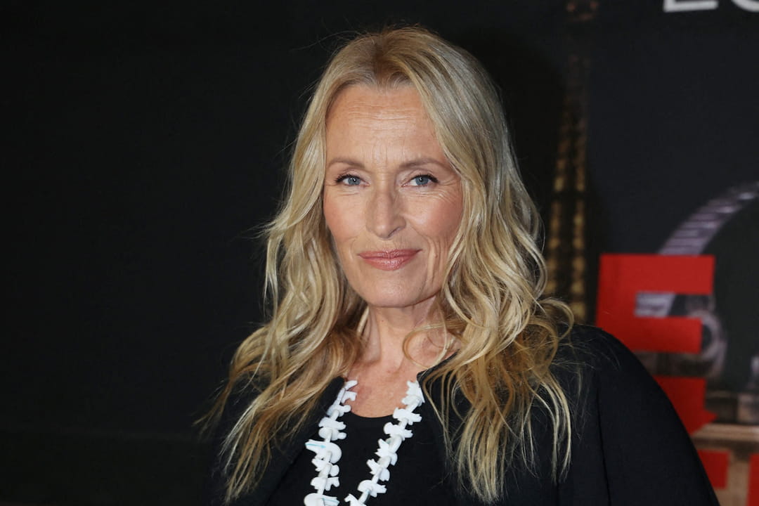 Estelle Lefébure, glowy avec ses pommettes saillantes