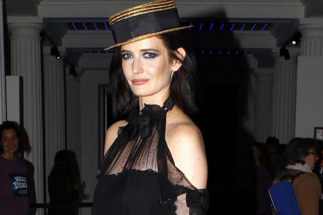 Eva Green en robe longue noire au décolleté transparent