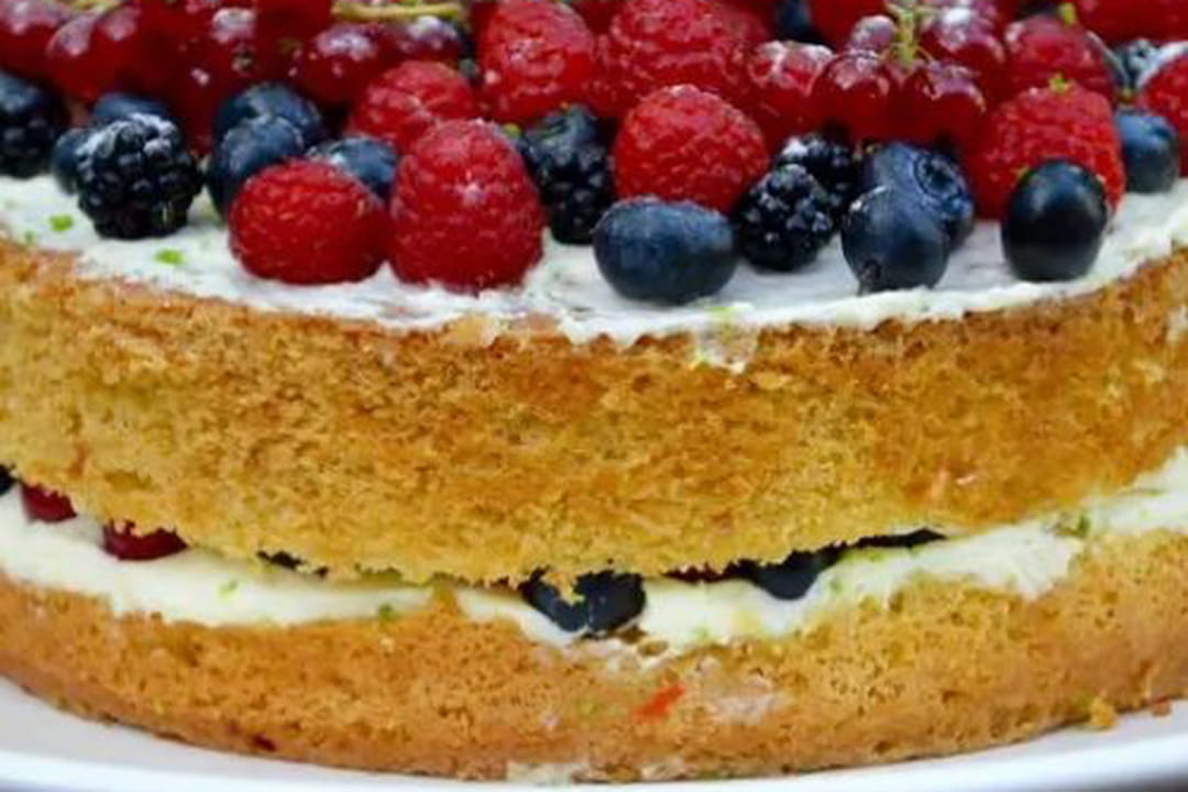 Gâteau aux fruits rouges et à la mousse de mascarpone