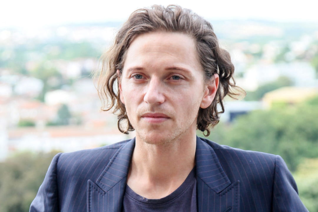 Raphaël, gêné par les films où sa compagne est nue