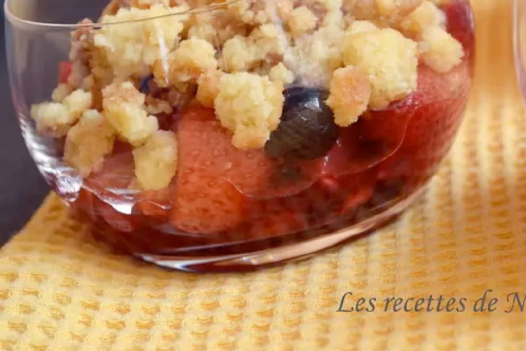 Crumble aux pommes et fruits rouges à la poêle