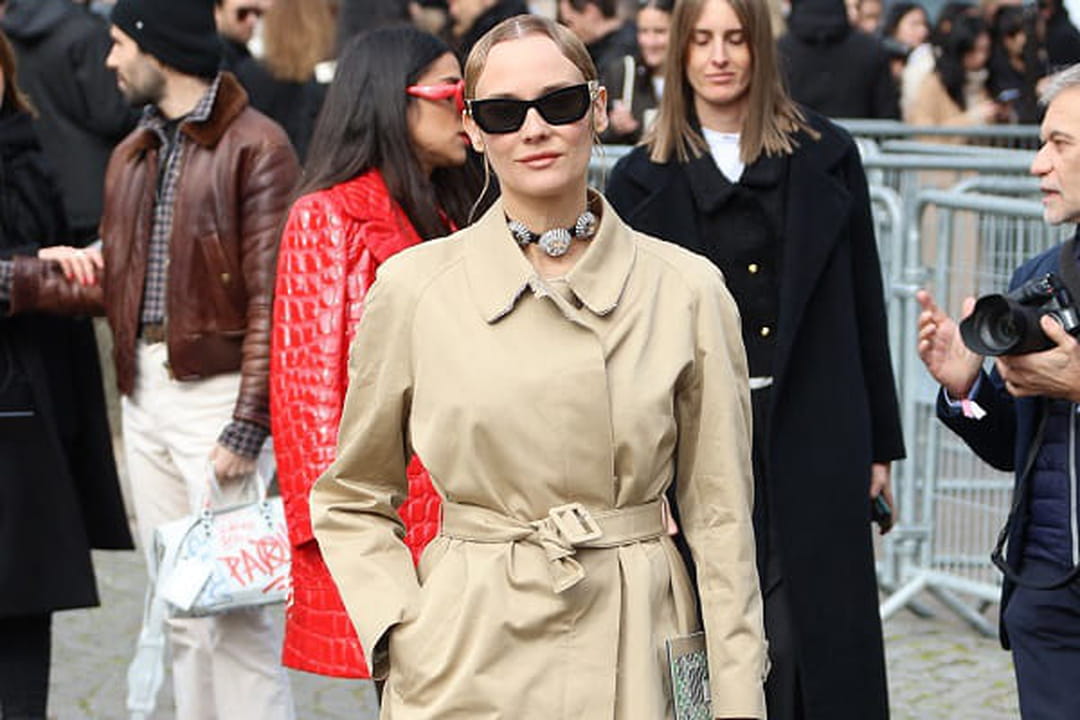 Diane Kruger en trench beige et sandales pointues en cuir et petits ...