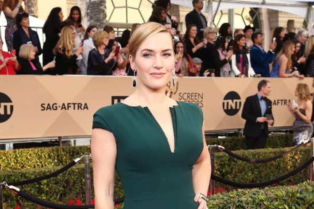 Kate Winslet en robe émeraude façon sirène