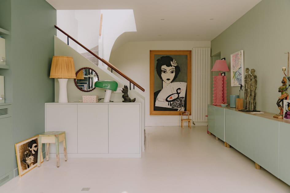 Après : un palier désormais décoré avec soin, comme un salon