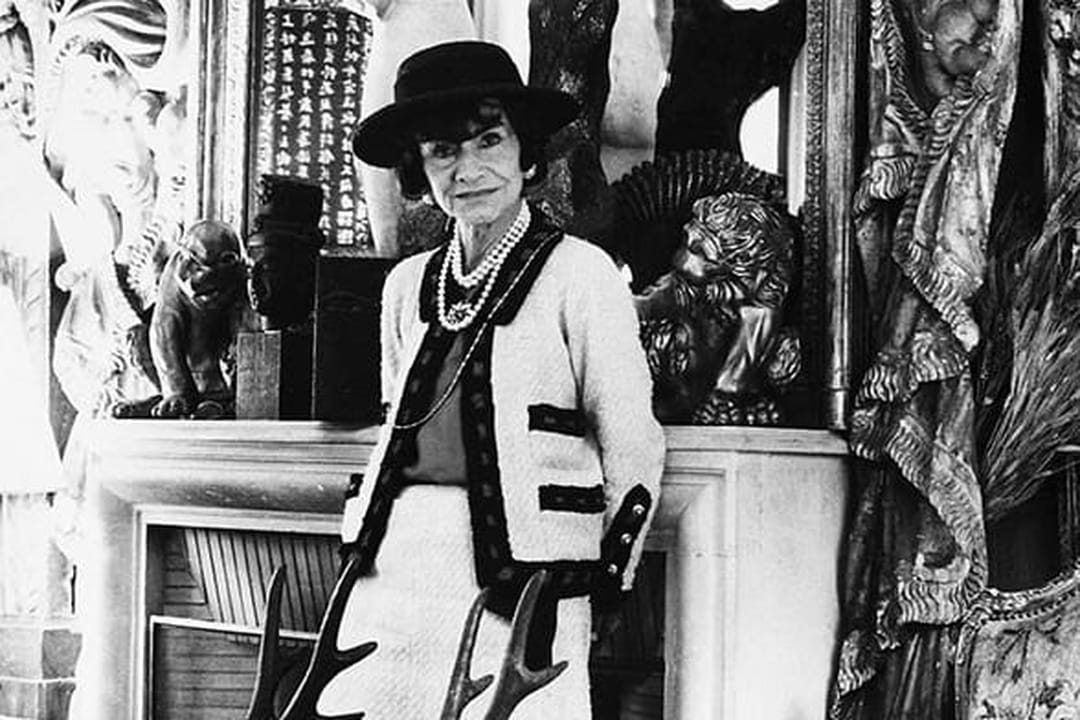 Coco Chanel en ensemble de tweed bicolore