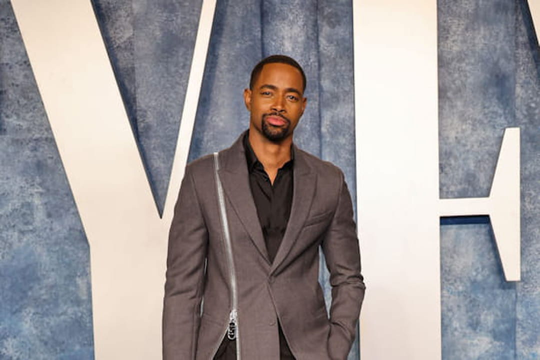 Jay Ellis en costume fendu Fendi