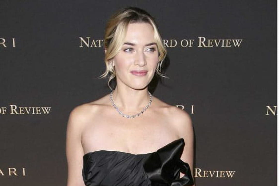 Kate Winslet en robe bustier noire à détail de gros nœud