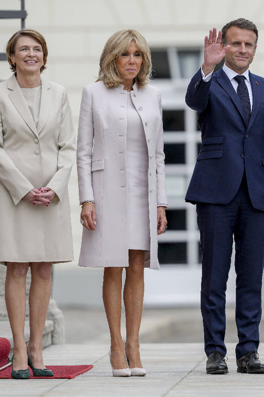 Robe courte et escarpins vertigineux, Brigitte Macron se fait l ...