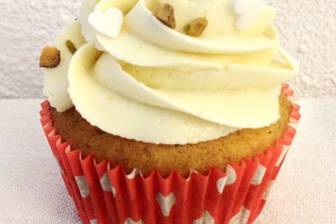 Cupcake à la pistache, topping chantilly-chocolat-blanc
