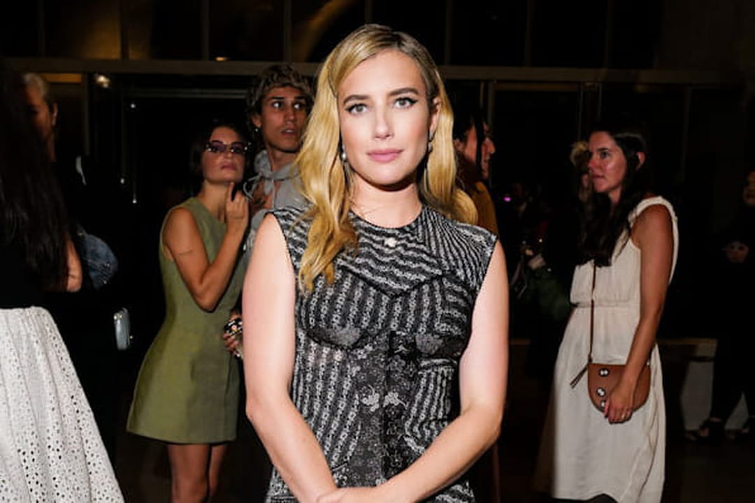 Emma Roberts en ensemble gris et noir au défilé Tory Burch printemps ...