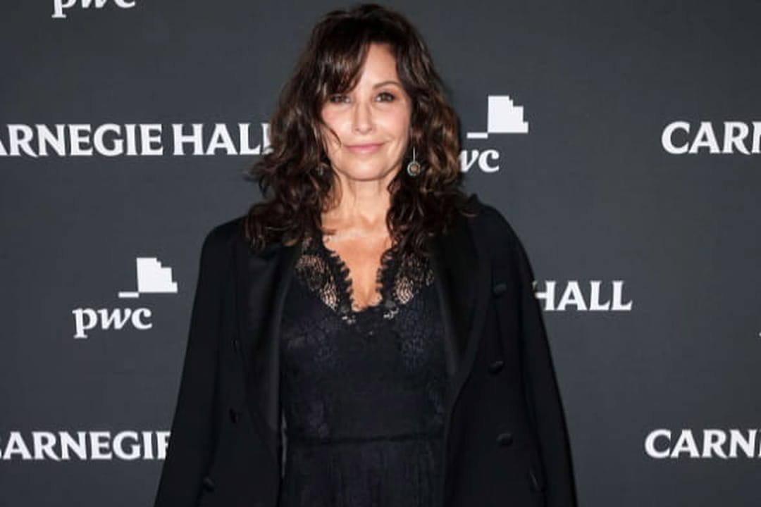 Après : Gina Gershon à 61 ans en robe longue de dentelle