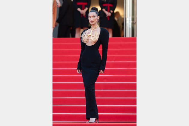 Bella Hadid version tapis rouge en robe Schiaparelli