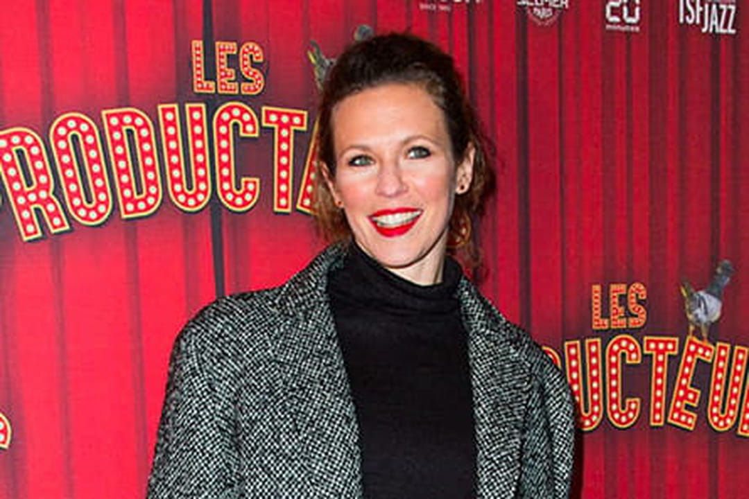 Lorie en jean et manteau long