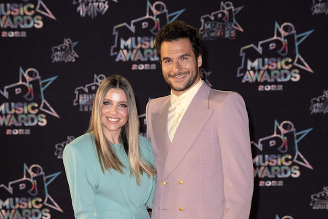 Amir et Lital Haddad en costume et robe pastel rose et bleu