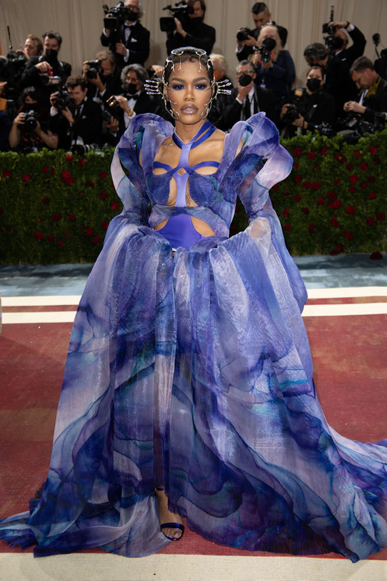 Teyana Taylor dans une robe bleu tie and dye