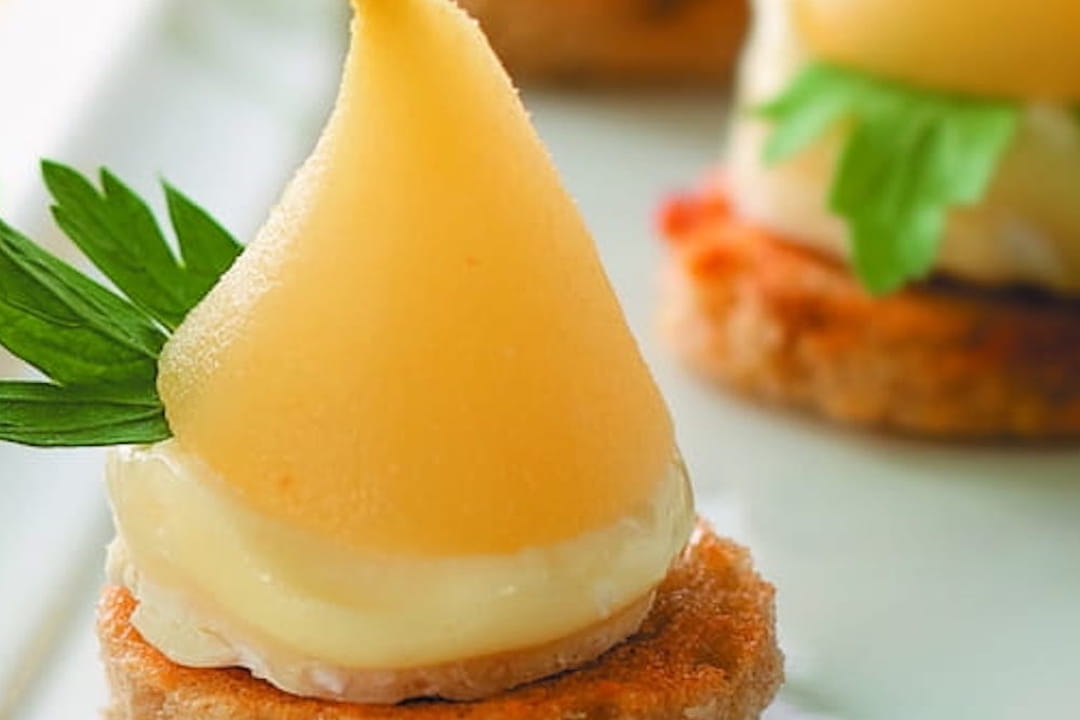 Toasts sucrés salés de Camembert aux mini-poires