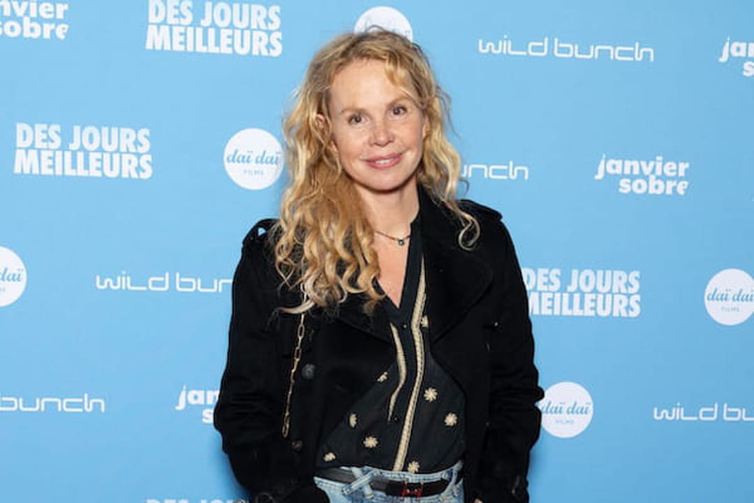 À 57 ans, Carole Richert modernise son allure en portant le jean extra ...