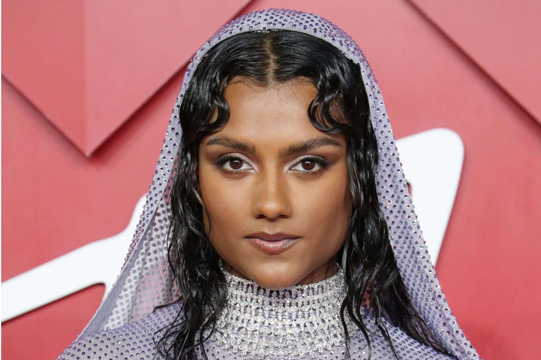 Le maquillage lumineux de Simone Ashley