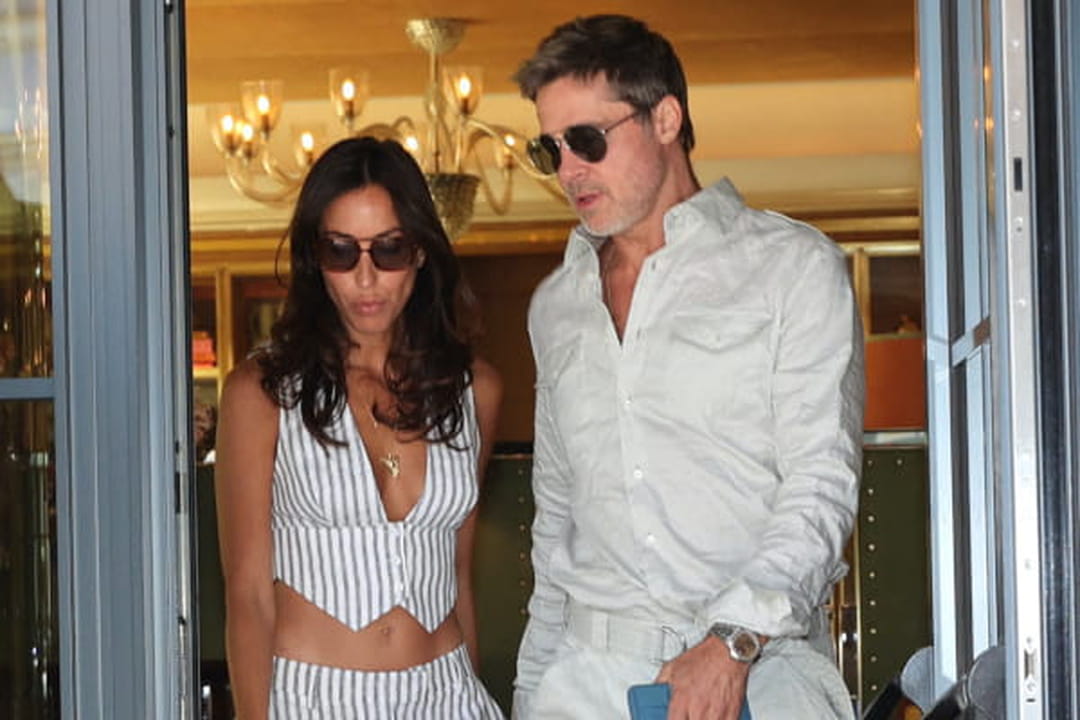 À côté de Brad Pitt, Ines de Ramon ose le total look coordonné