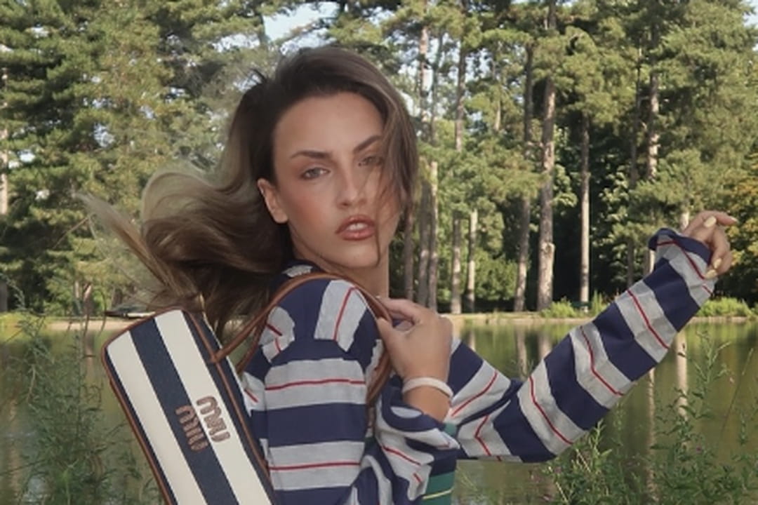 En total look Miu Miu, Carla Ginola se la joue écolière de luxe