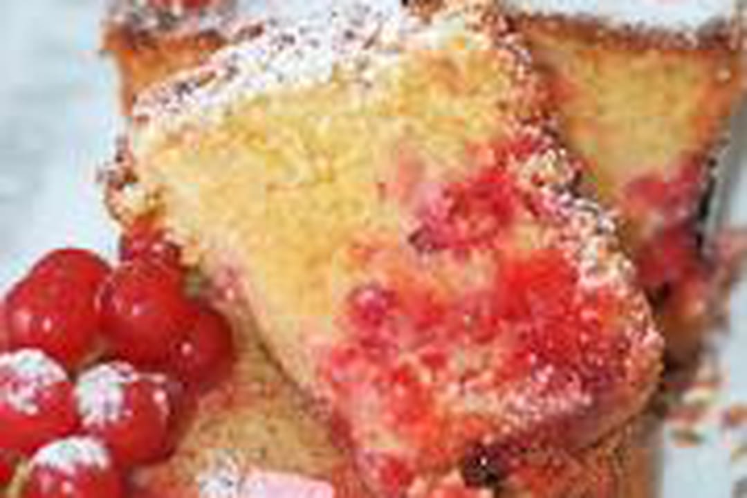 Cake aux groseilles rouges et pralines roses