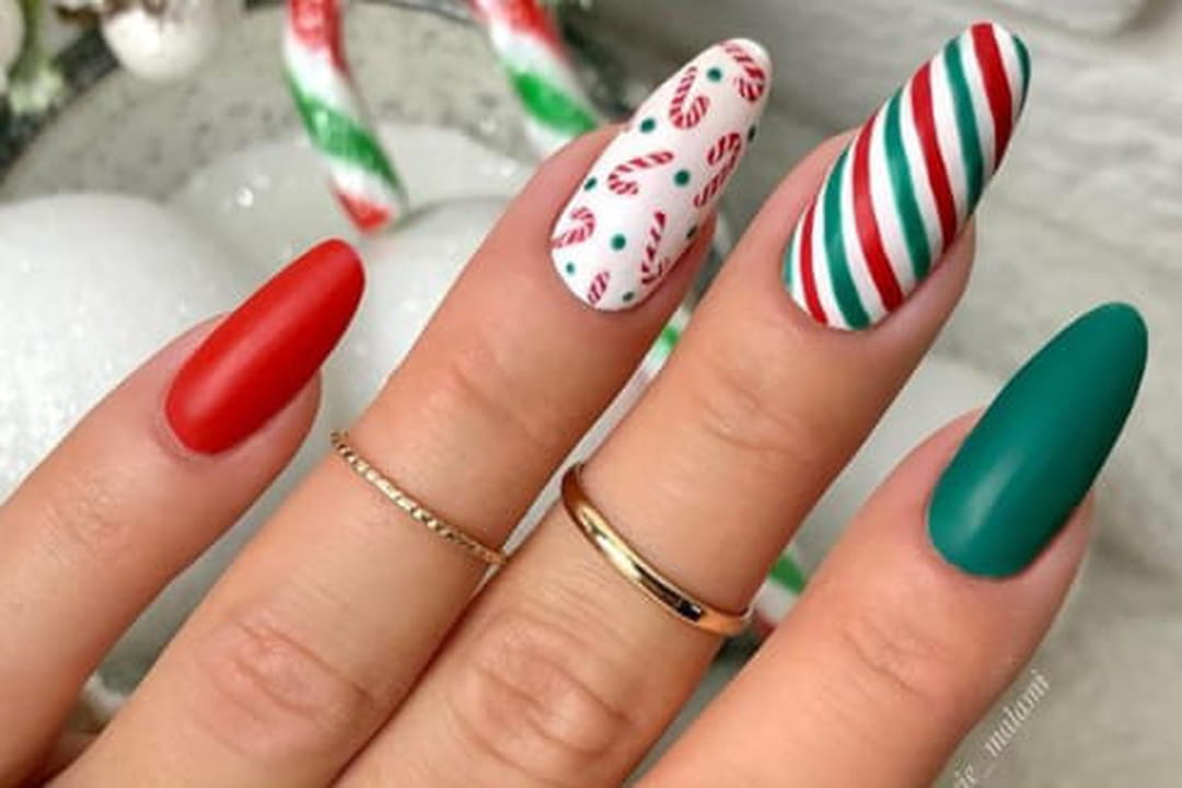 La manucure rouge et verte