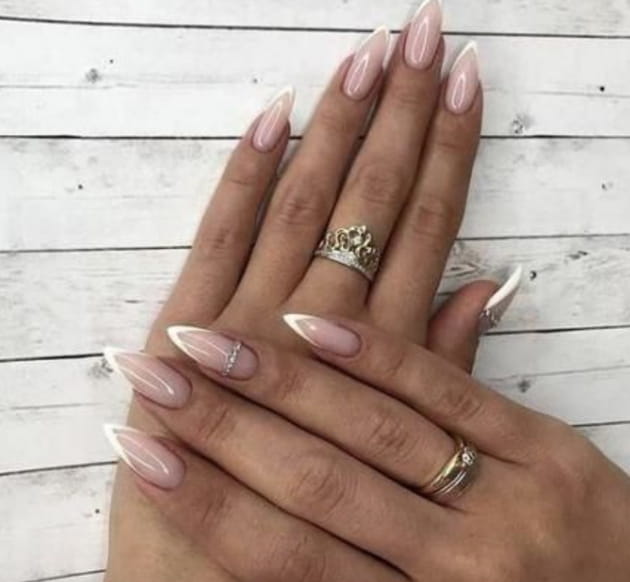 Une french manucure pointue