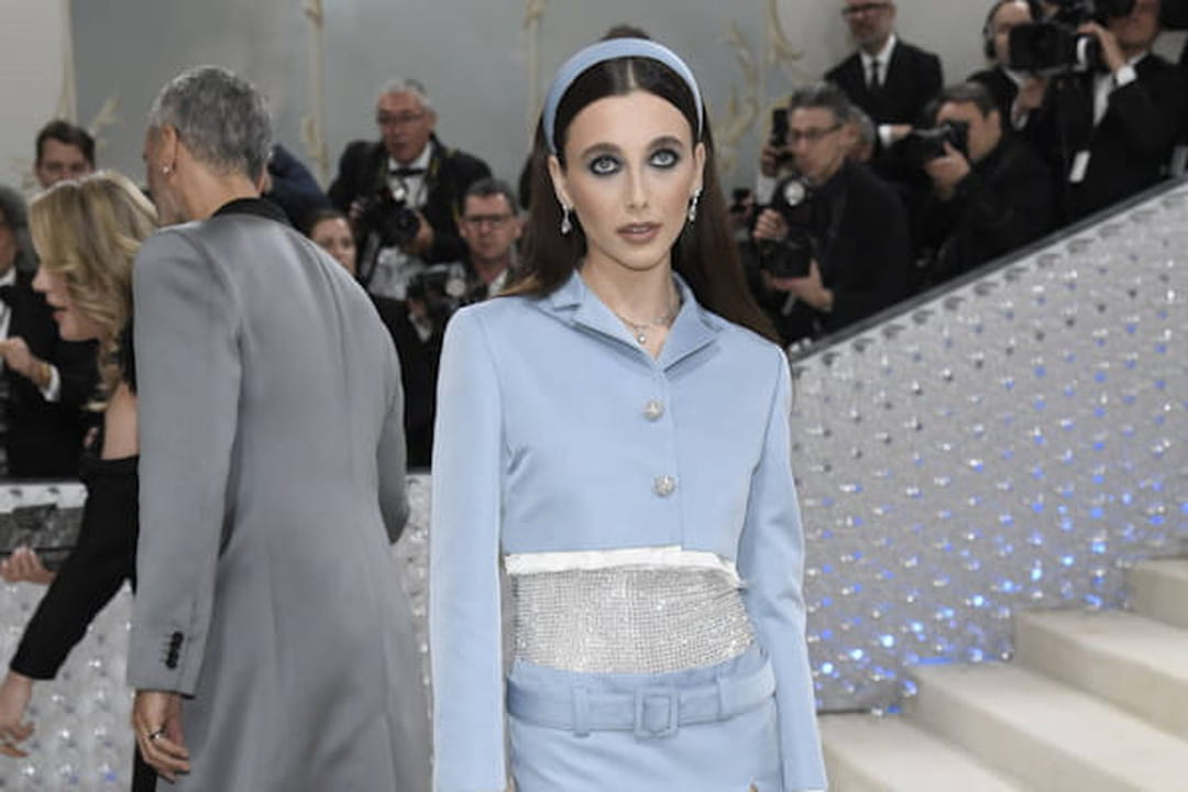 Emma Chamberlain en veste et jupe longue fendue bleu ciel Miu Miu