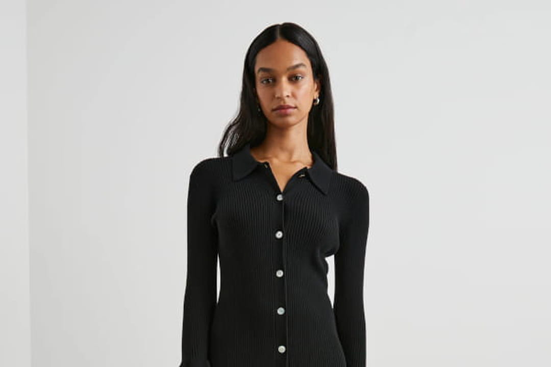 Robe noire côtelée