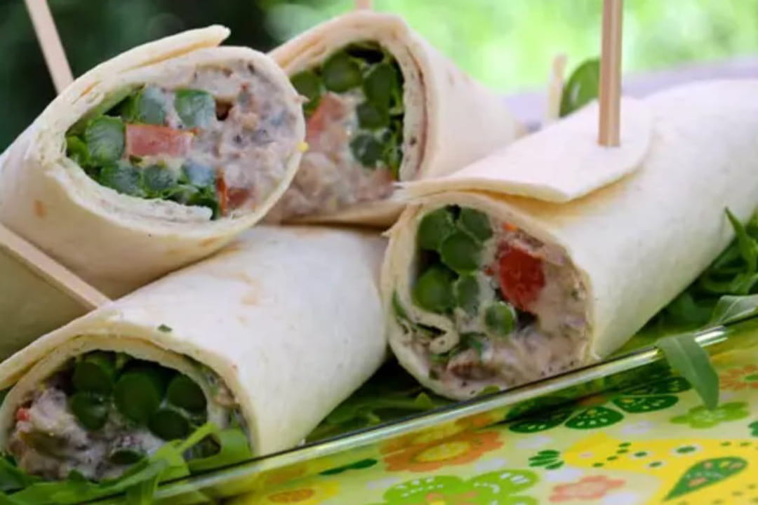 Wraps aux sardines et asperges vertes, yaourt grec, tomate et échalote