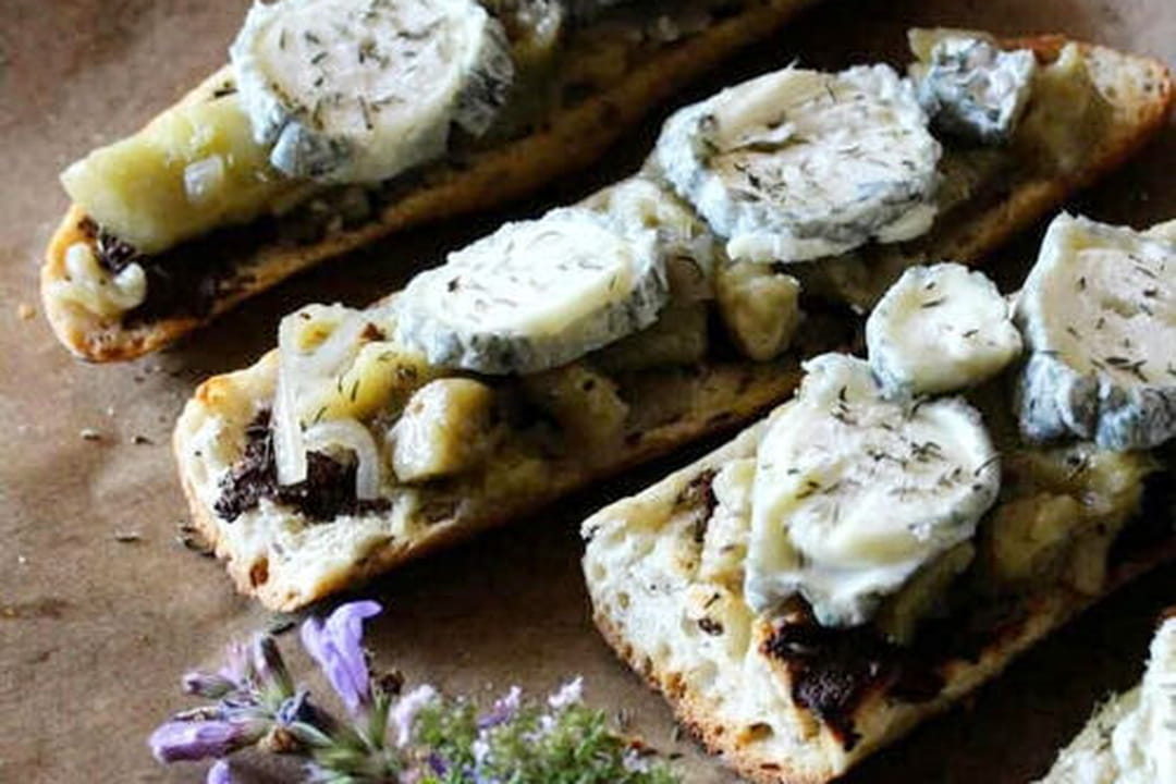Tartines gratinées à la provençale, thym, aubergines et tapenade noire