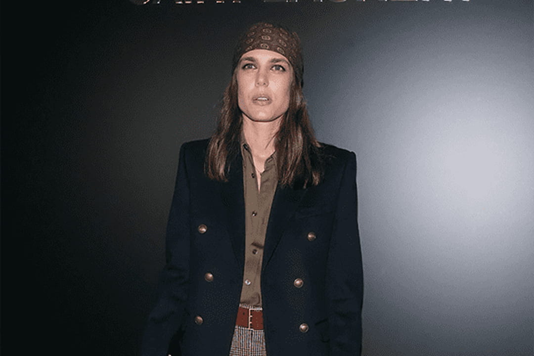 Charlotte Casiraghi en blazer déboutonné, fichu dans les cheveux et ...