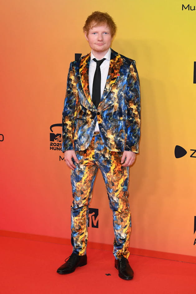 Ed Sheeran en costume coloré