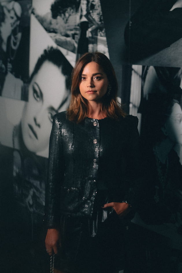 Jenna Coleman en veste à sequins au défilé Chanel printemps-été 2023