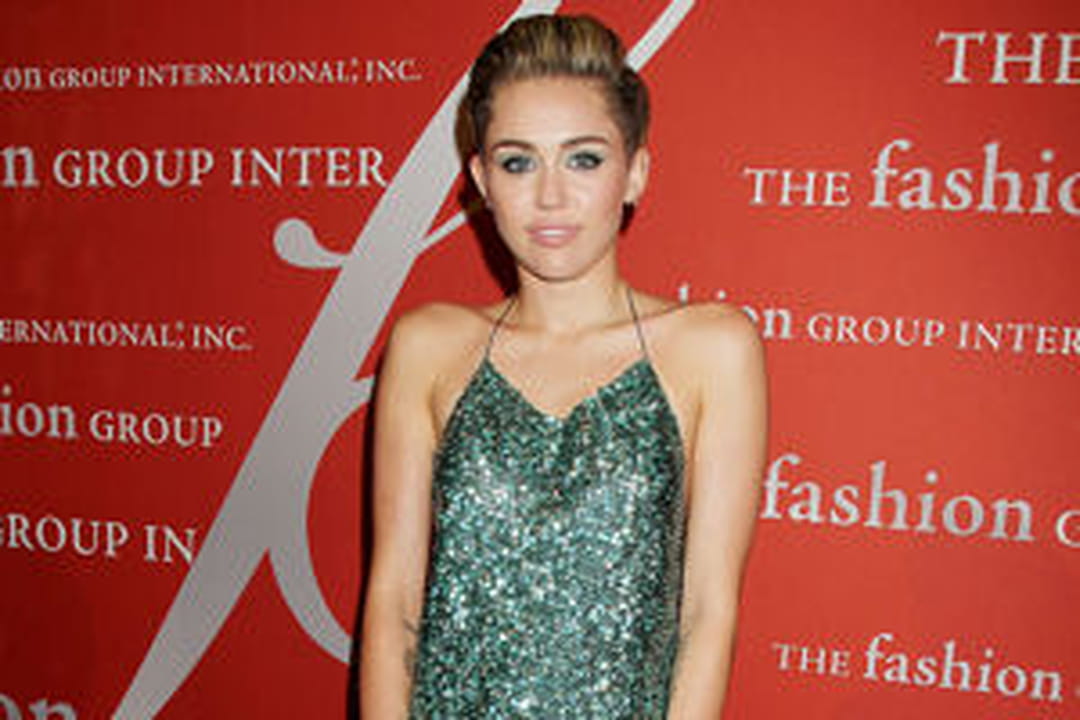 Miley Cyrus en robe Marc Jacobs