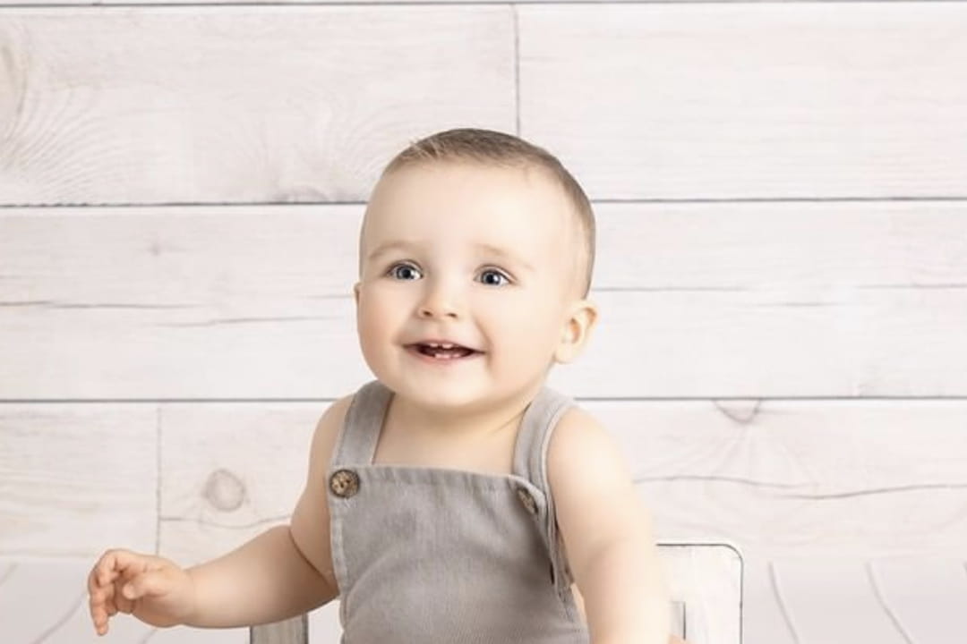 Bébé mignon au sourire charmeur