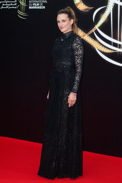 Camille Cottin en robe longue noire en dentelle